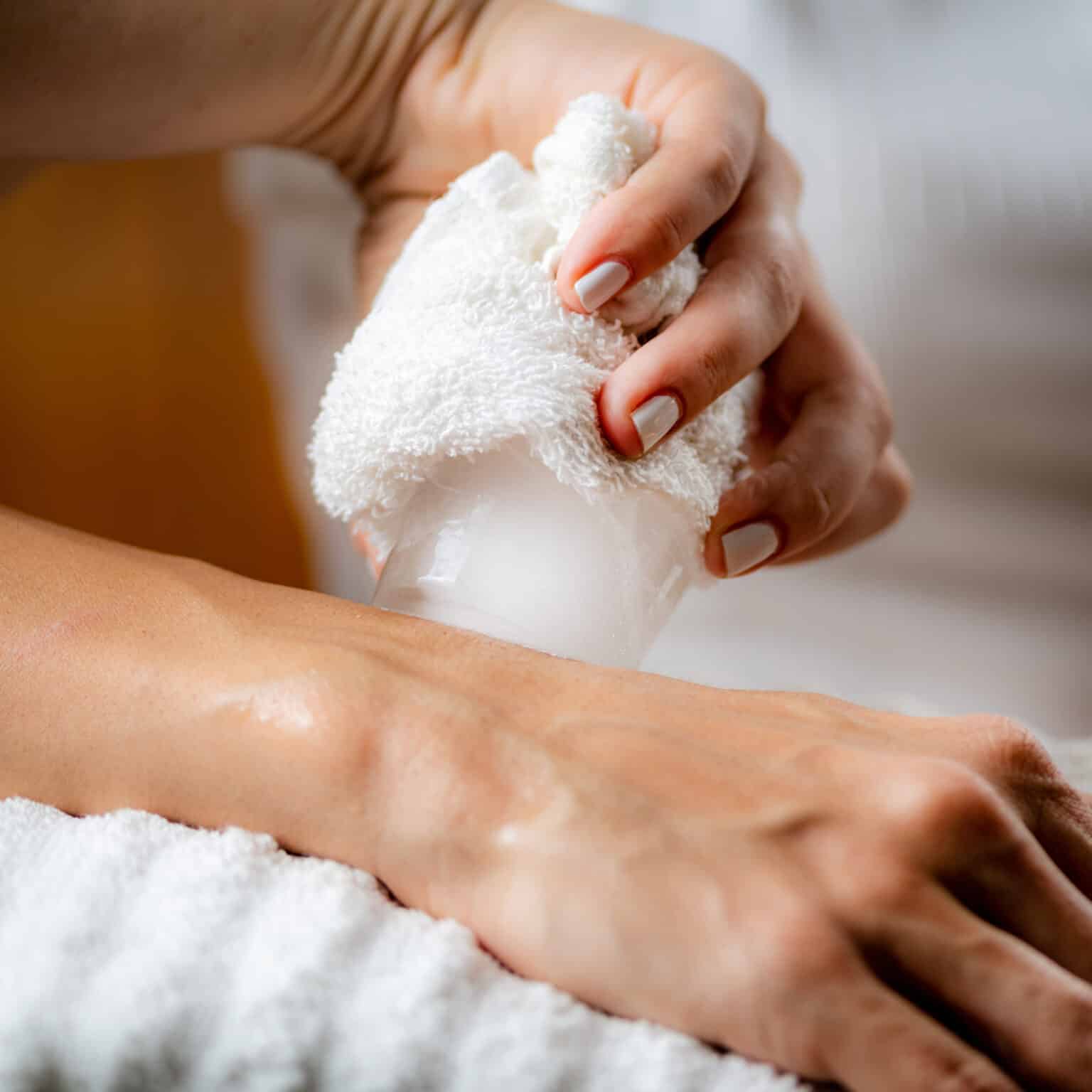 Knee Pain Relief - When to Ice It, When to Put Heat On It. A Guide to ...